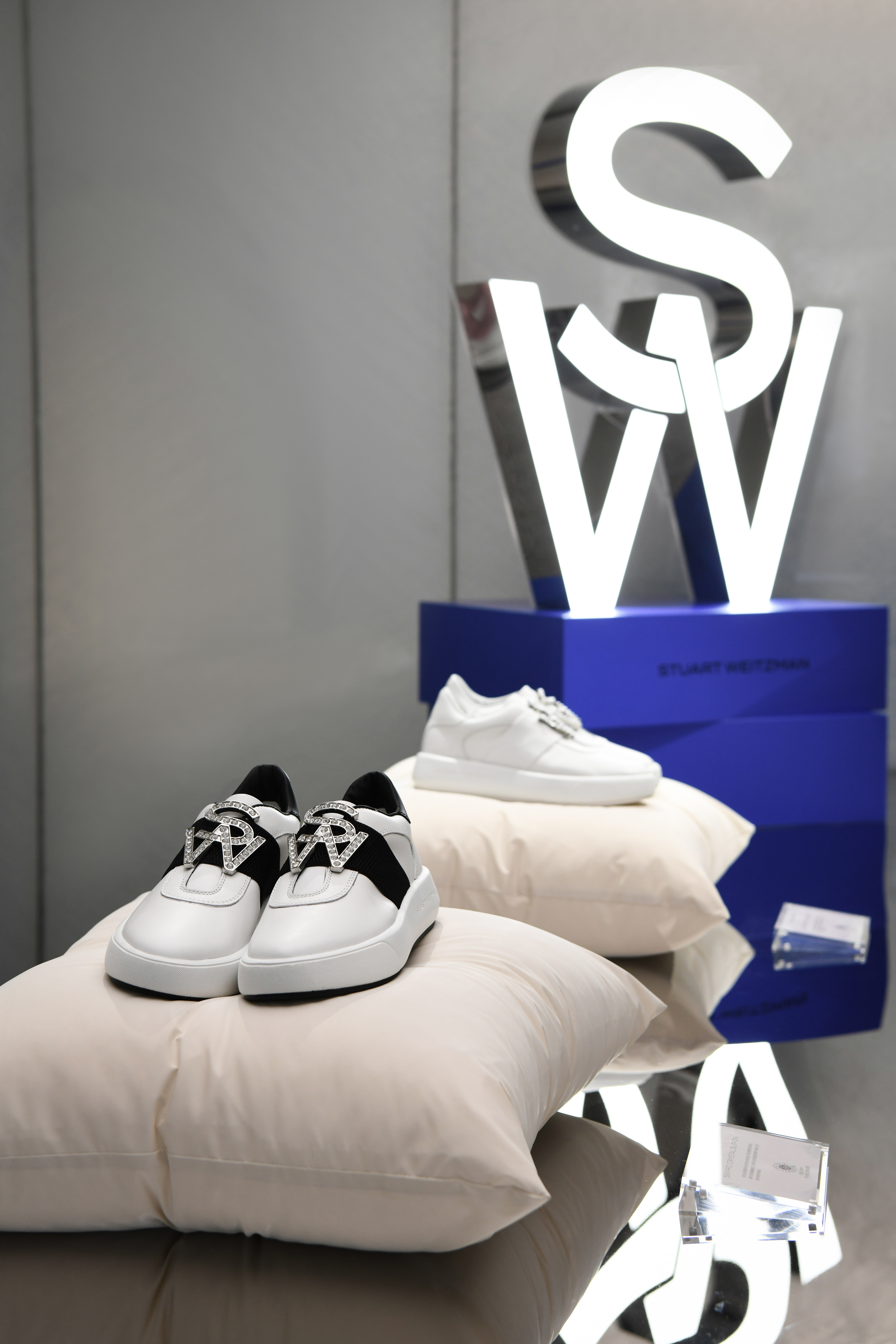 轻盈随心，自在穿行 STUART WEITZMAN全新运动鞋体验空间限时登陆上海安福路