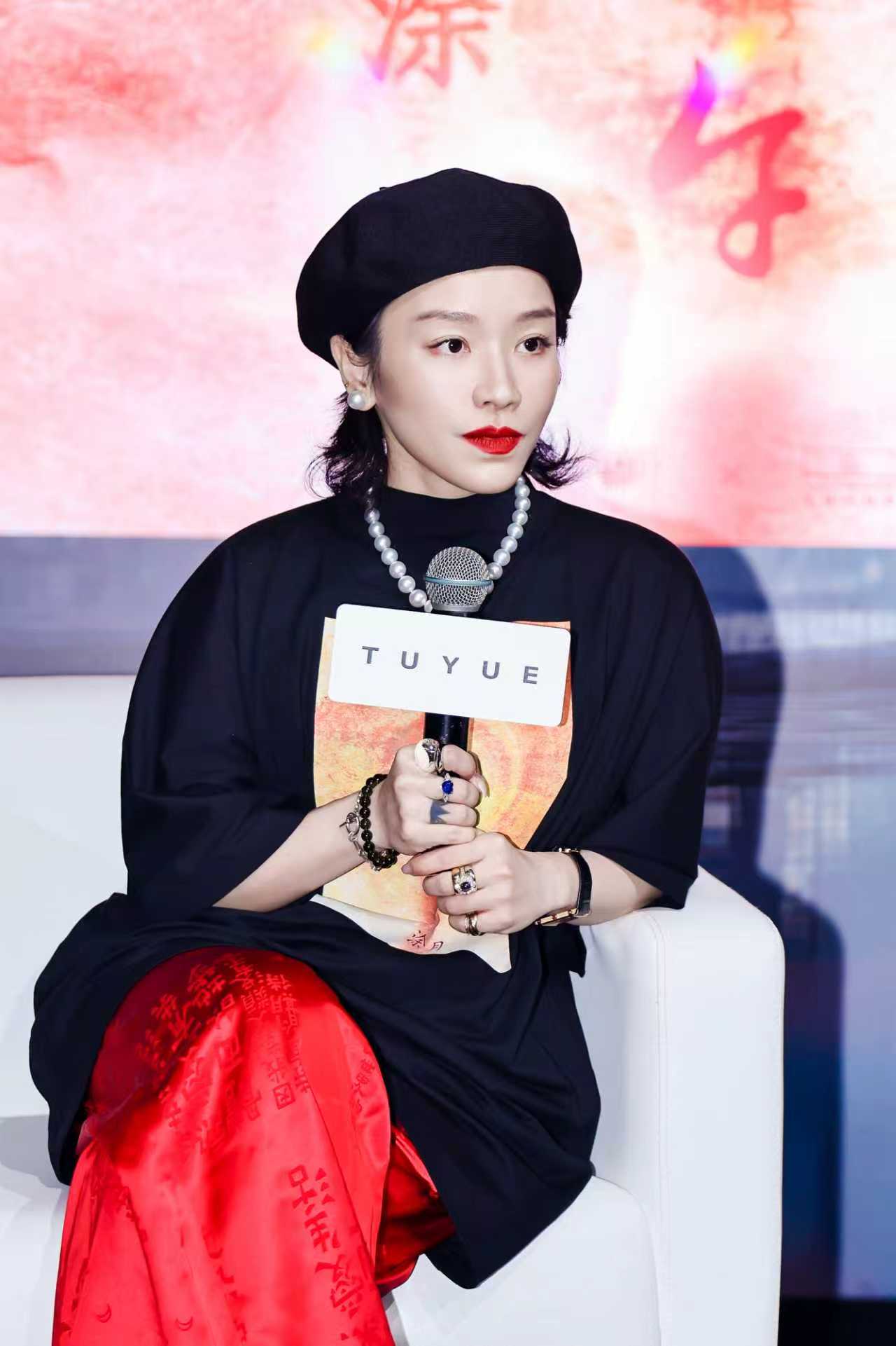 正午的沉默：当我们褪去所有标签｜TUYUE涂月SS26 光最盛时，言语便失去了立足之地