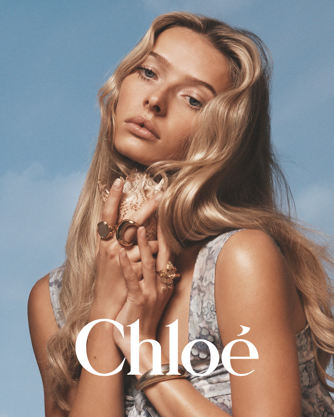 CHLOÉ发布 “CHLOÉ À LA PLAGE系列”: 由APPLE MARTIN 演绎夏日篇章